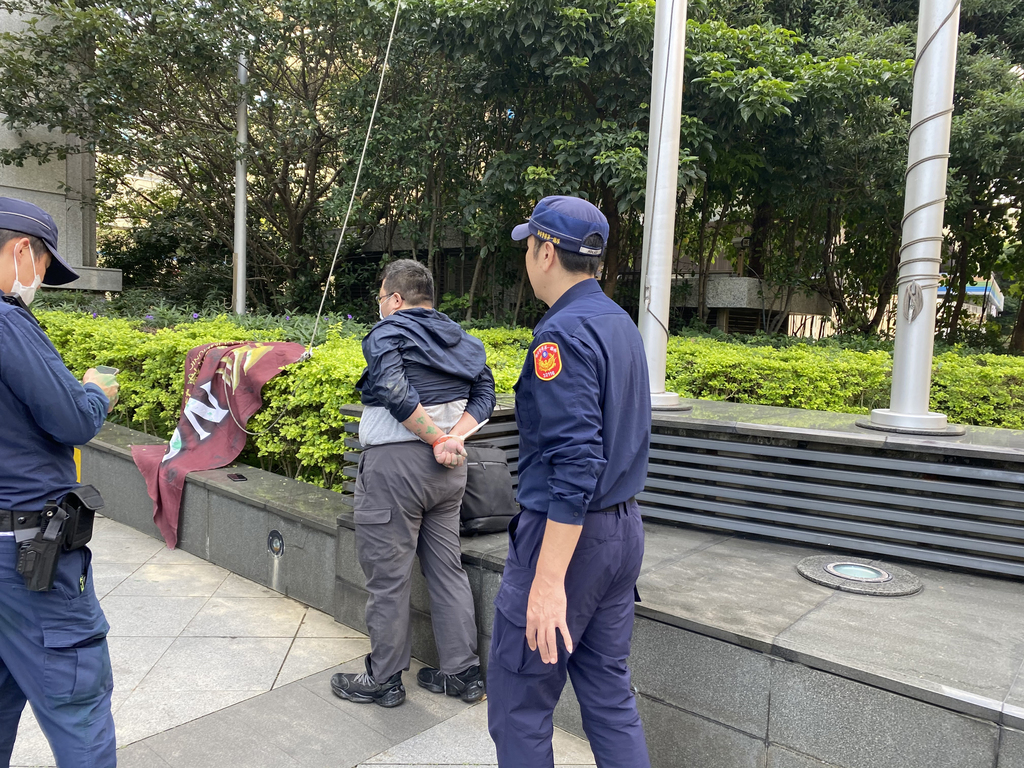 中天新聞台換照爭議 男子拆NCC旗幟噴漆遭警制伏 – 芋傳媒 TaroNews