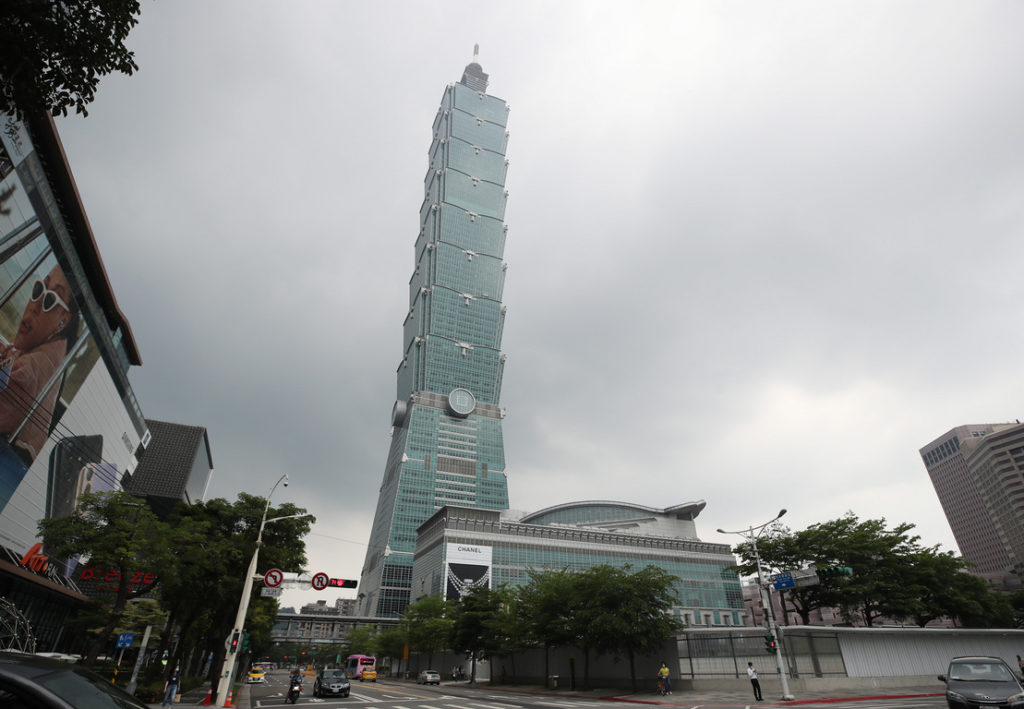 台北101專櫃人員確診 下午2時閉館消毒 – 芋傳媒 TaroNews