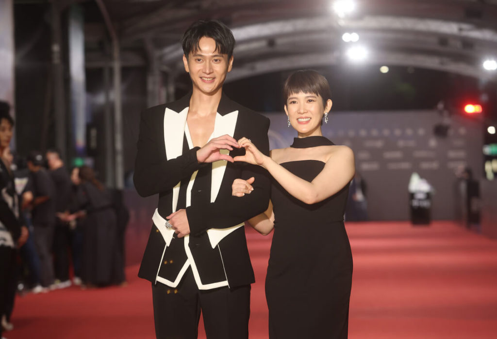 孫可芳挺孕肚走金鐘紅毯 老公劉冠廷全程牽牢牢 – 芋傳媒 TaroNews