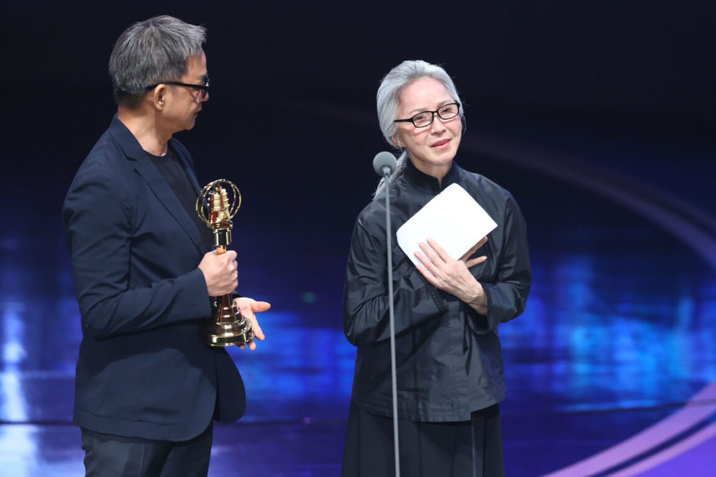 丁強獲金鐘特別貢獻獎 遺孀李璇代領向亡夫深情喊話 – 芋傳媒 TaroNews