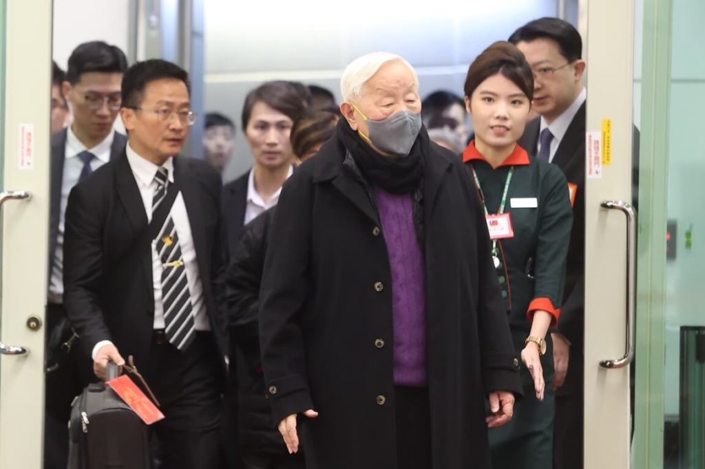 張忠謀結束APEC行程返台 顧立雄與吳釗燮接機 – 芋傳媒 TaroNews