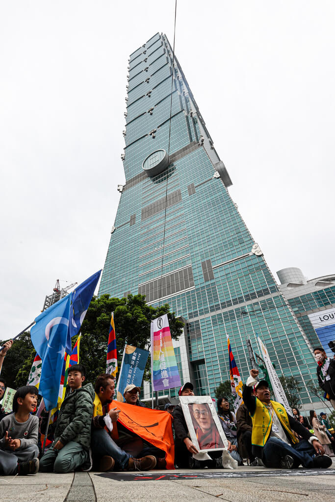 台北101專櫃遭砸 鬧事泰籍人士強制送醫治療 – 芋傳媒 TaroNews