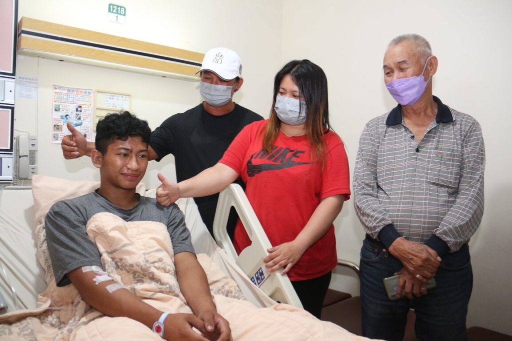 民宅竄濃煙 苗縣高中生林雅各6進火場救出7旬翁 – 芋傳媒 TaroNews