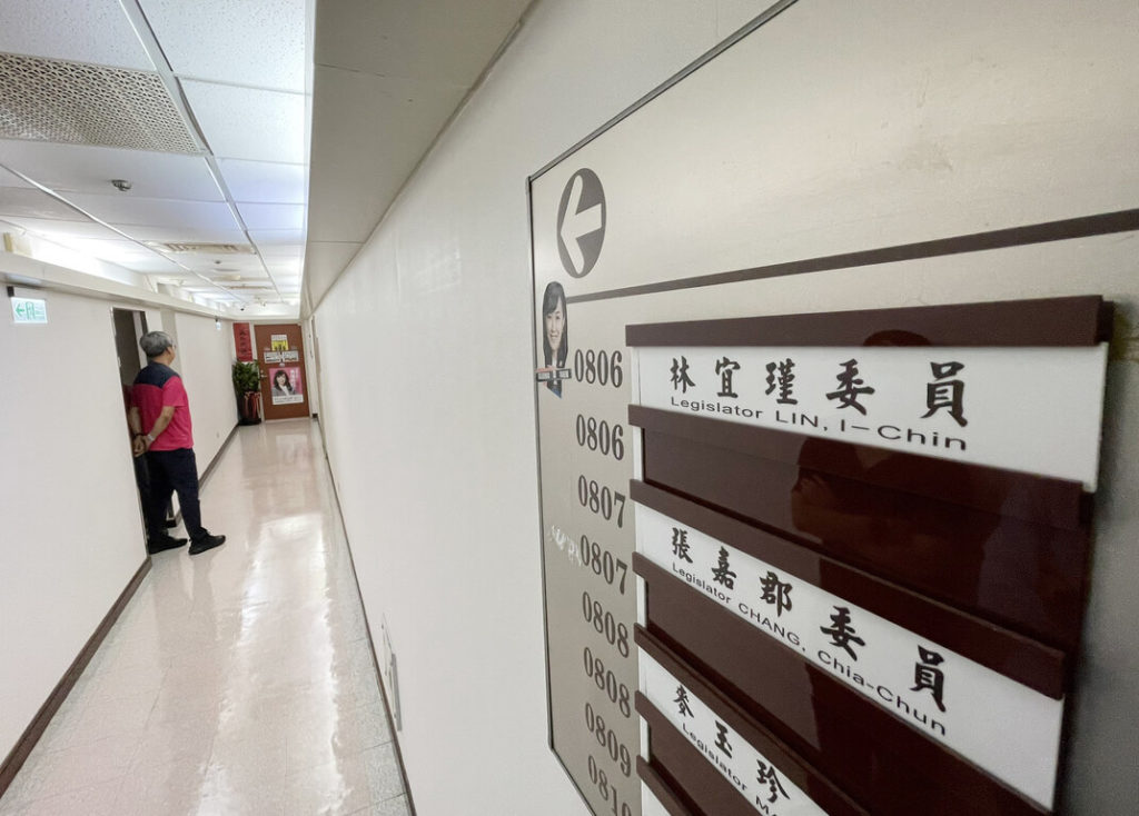 南檢偵辦林宜瑾疑詐助理費案 帶回19人5人交保 – 芋傳媒 TaroNews