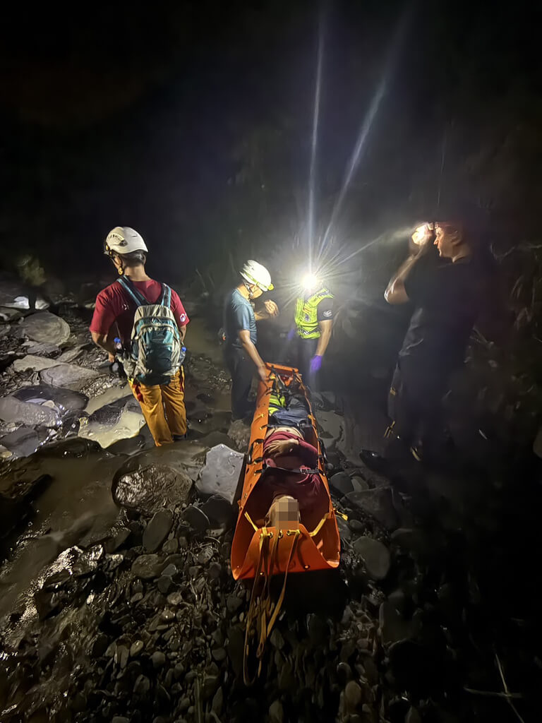 男子上山採草藥摔落山坡 南投救難人員溯溪救援 – 芋傳媒 TaroNews