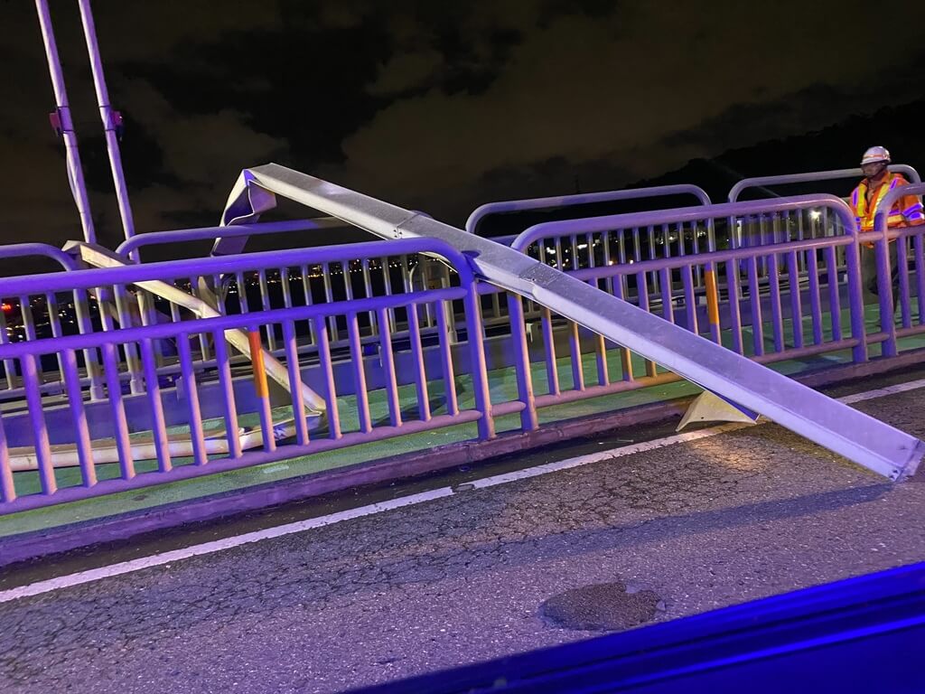 關渡大橋燈管線槽鬆脫搶修 11/1凌晨開放正常通行 – 芋傳媒 TaroNews