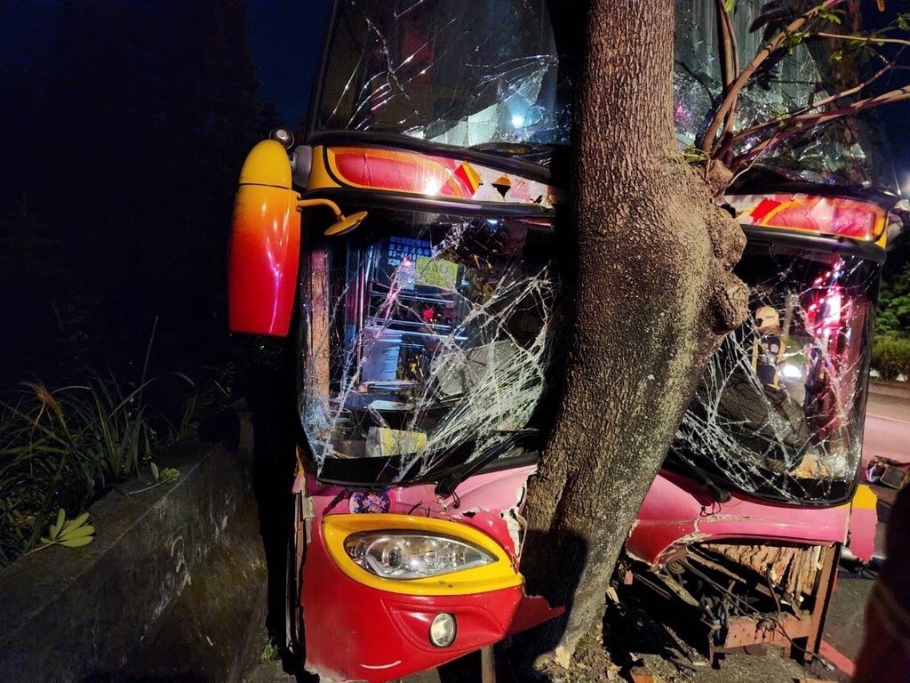 桃園育達高中校車撞路樹 駕駛、7學生受傷無大礙 – 芋傳媒 TaroNews