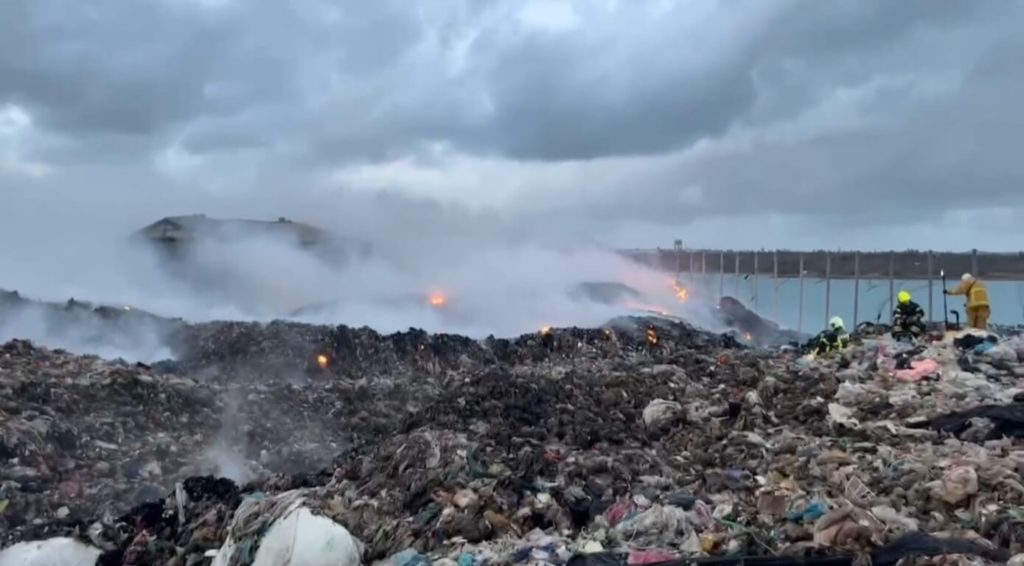 澎湖紅羅掩埋場燒逾20小時 火勢趨緩仍大面積悶燒 – 芋傳媒 TaroNews