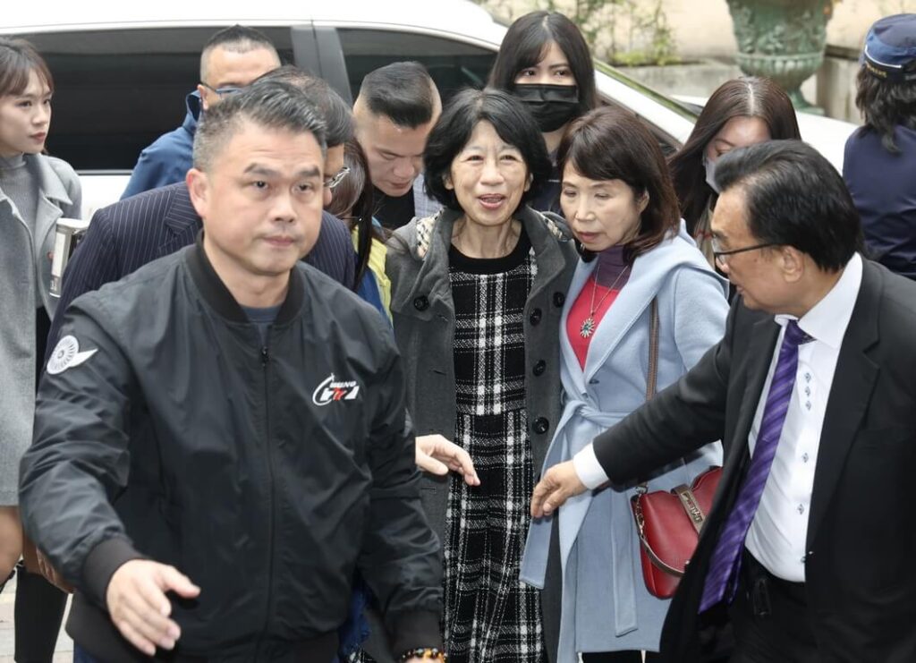 柯文哲7000萬元交保 陳佩琪籌款到北院辦手續 – 芋傳媒 TaroNews