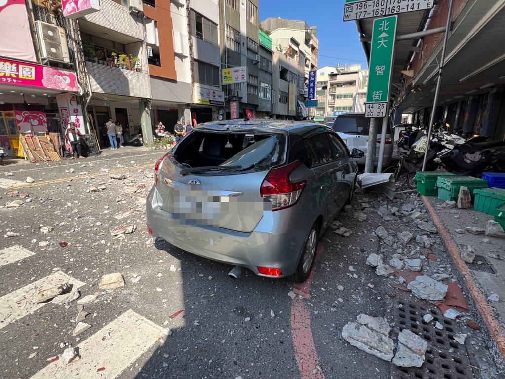 嘉義規模5.6地震 台南來亞大樓外牆剝落砸中2車 – 芋傳媒 TaroNews