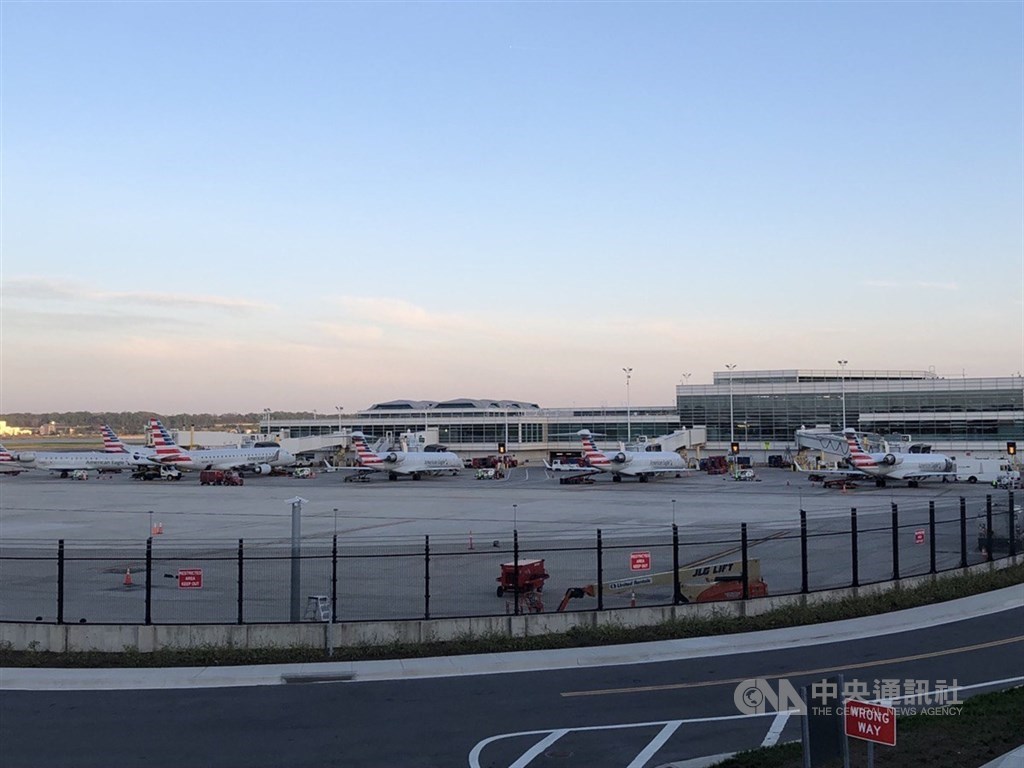華府機場又傳事故 美航飛機滑行道上被撞幸無人受傷 – 芋傳媒 TaroNews