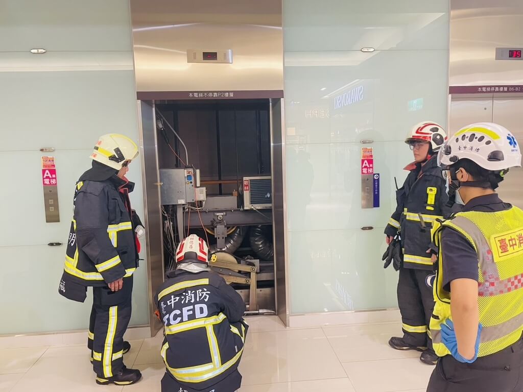 台中大遠百電梯故障 19人受困近1小時被救出 – 芋傳媒 TaroNews