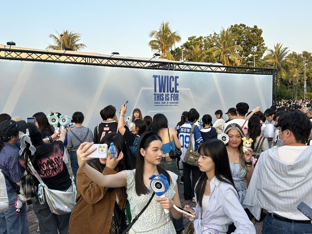 TWICE高雄掀熱潮 萬人場外搶聽彩排尖叫不斷 – 芋傳媒 TaroNews