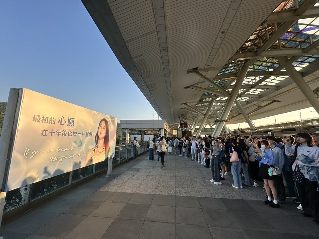 TWICE高雄掀熱潮 萬人場外搶聽彩排尖叫不斷 – 芋傳媒 TaroNews