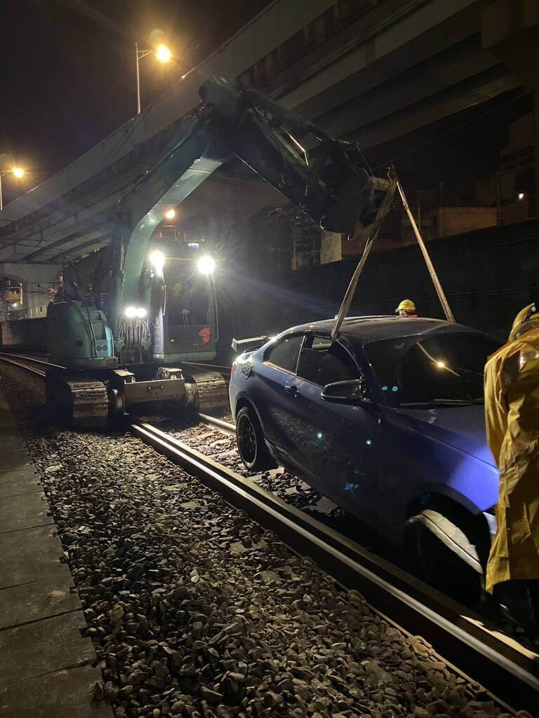 車輛拒檢闖平交道卡軌 基隆台鐵列車延誤估上午9時恢復 – 芋傳媒 TaroNews